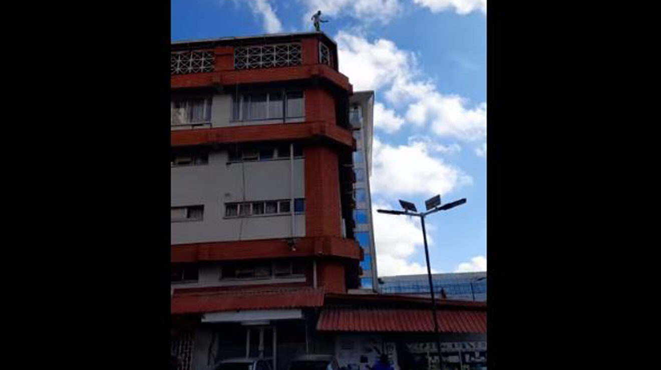 Drama as ‘suicidal’ man’s effort to jump off building rooftop is foiled ...